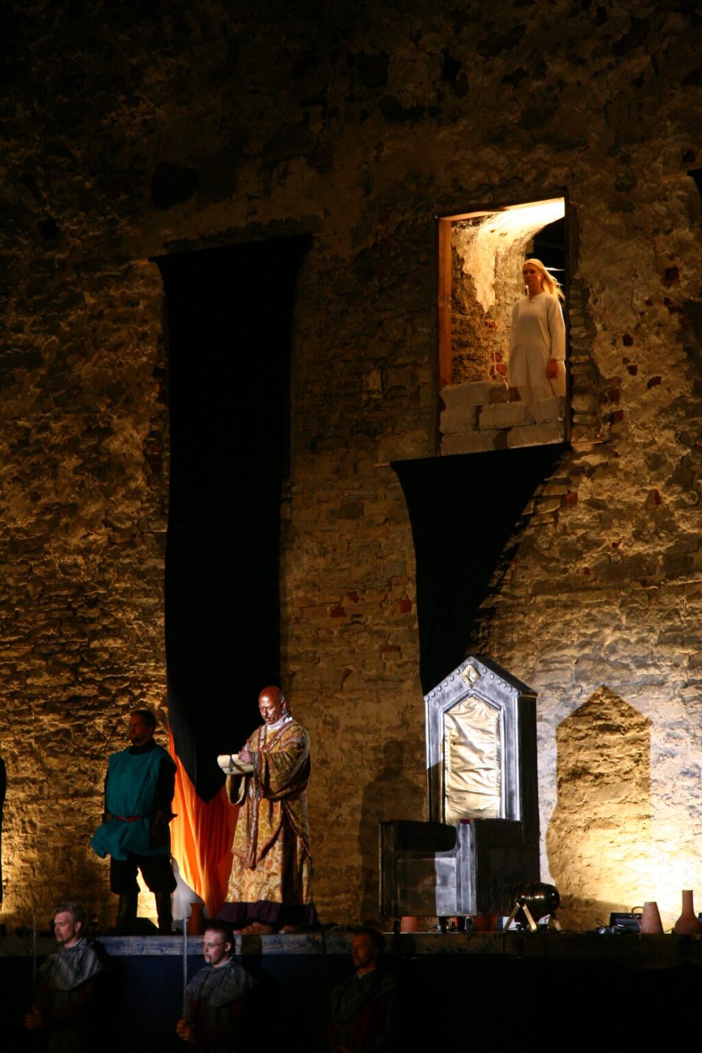 Haapsalu legendaarne Valge Daam laval ja lava taga - Visit Haapsalu